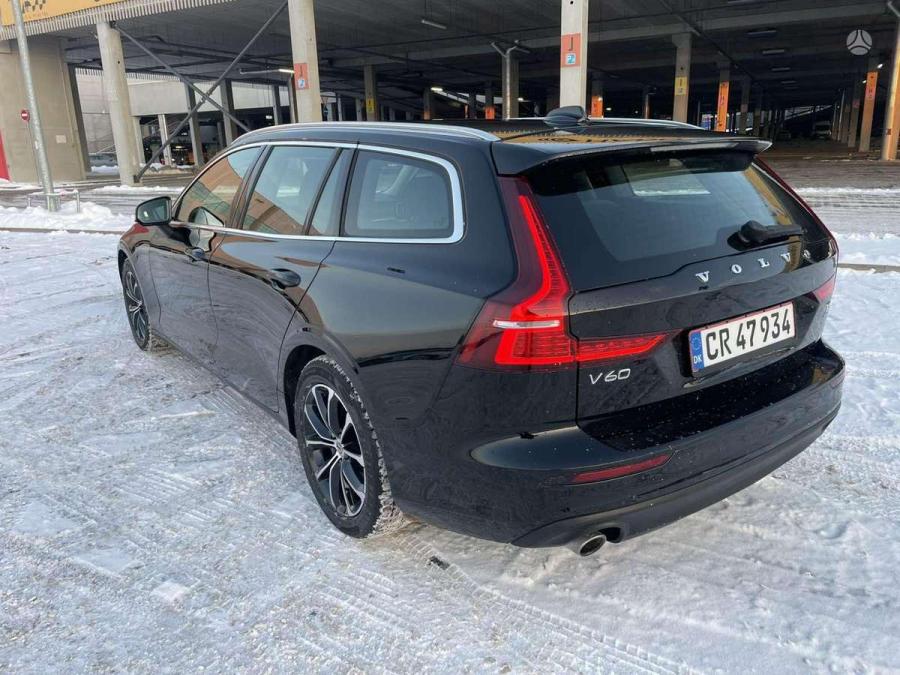 Black Volvo V60 2020 in Vilnius, with an engine capacity of 1.97 L and mileage of 104 thousand km for 16499 €, photo 3 on AUTOMOTO.COM.LV