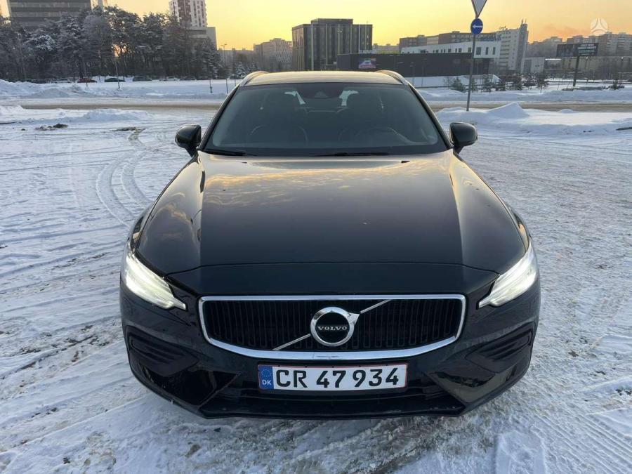 Black Volvo V60 2020 in Vilnius, with an engine capacity of 1.97 L and mileage of 104 thousand km for 16499 €, photo 7 on AUTOMOTO.COM.LV