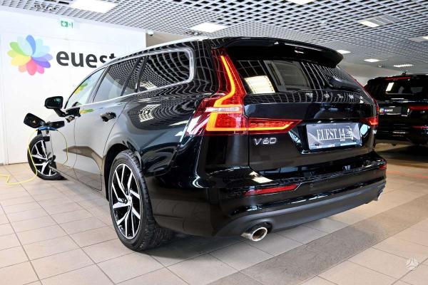 Black Volvo V60 2020 in Tallinn, with an engine capacity of 0.00 L and mileage of 130 thousand km for 25990 €, photo 3 on AUTOMOTO.COM.LV