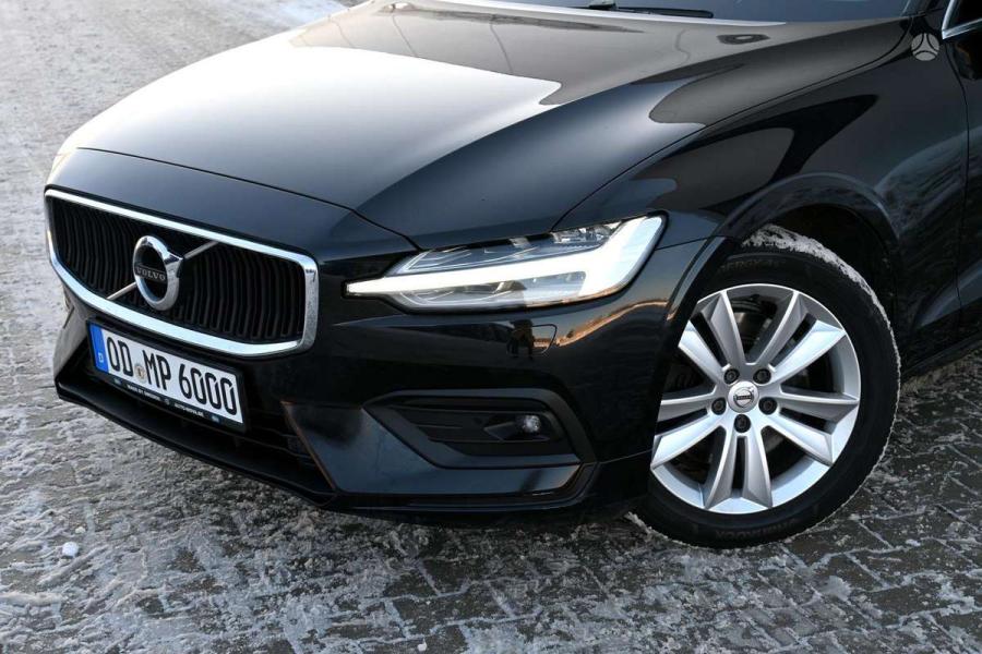 Black Volvo V60 2020 in Kretinga, with an engine capacity of 1.97 L and mileage of 127 thousand km for 18199 €, photo 4 on AUTOMOTO.COM.LV