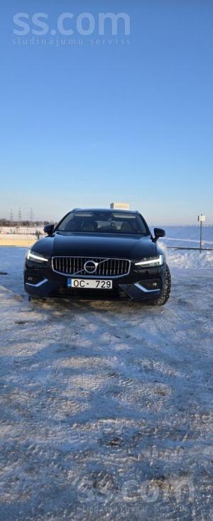 Black Volvo V60 2020 in Aizkraukle, with an engine capacity of 2.00 L and mileage of 142 thousand km for 18200 €, photo 2 on AUTOMOTO.COM.LV