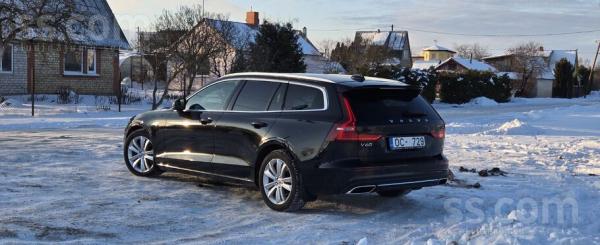 Black Volvo V60 2020 in Aizkraukle, with an engine capacity of 2.00 L and mileage of 142 thousand km for 18200 €, photo 5 on AUTOMOTO.COM.LV
