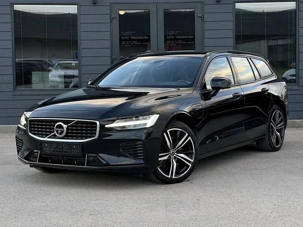 Melns Volvo V60 2020 Jelgava, ar dzinēja tilpumu 2.00 L un nobraukumu 200 tūkst. km par 21500 €, foto 3 vietnē AUTOMOTO.COM.LV