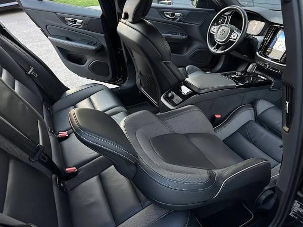 Melns Volvo V60 2020 Jelgava, ar dzinēja tilpumu 2.00 L un nobraukumu 200 tūkst. km par 21500 €, foto 8 vietnē AUTOMOTO.COM.LV