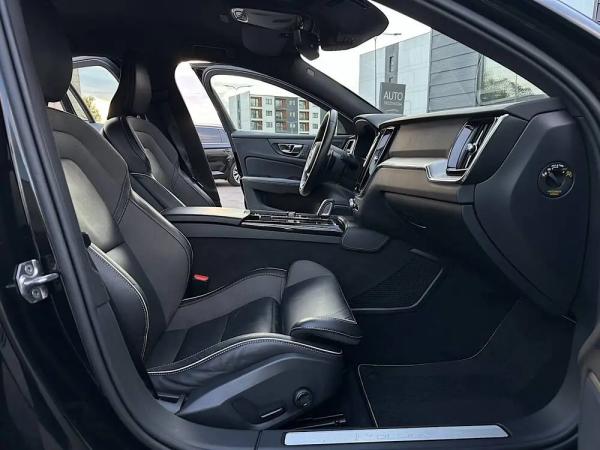 Melns Volvo V60 2020 Jelgava, ar dzinēja tilpumu 2.00 L un nobraukumu 200 tūkst. km par 21500 €, foto 9 vietnē AUTOMOTO.COM.LV