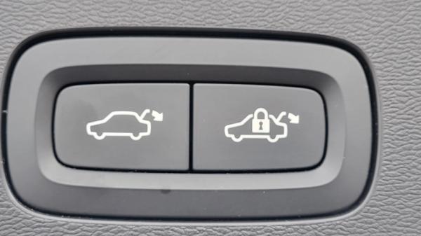 Melns Volvo V60 2020 Rīga, ar dzinēja tilpumu 2.00 L un nobraukumu 166 tūkst. km par 16900 €, foto 8 vietnē AUTOMOTO.COM.LV