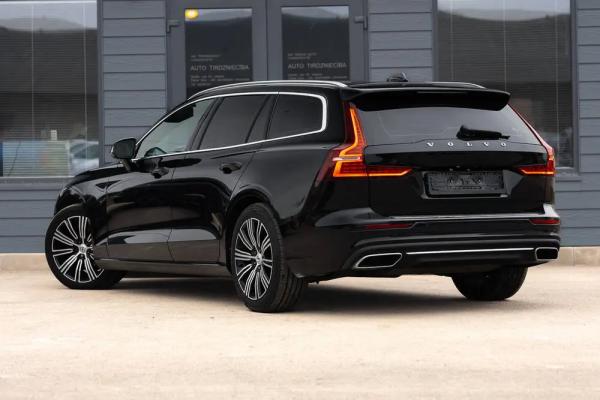 Melns Volvo V60 2020 Jelgava, ar dzinēja tilpumu 2.00 L un nobraukumu 270 tūkst. km par 14450 €, foto 2 vietnē AUTOMOTO.COM.LV
