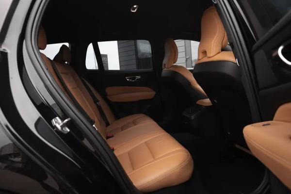 Melns Volvo V60 2020 Jelgava, ar dzinēja tilpumu 2.00 L un nobraukumu 270 tūkst. km par 14450 €, foto 10 vietnē AUTOMOTO.COM.LV