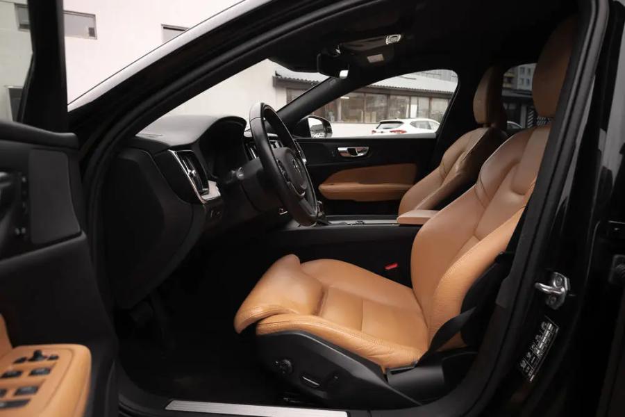 Melns Volvo V60 2020 Jelgava, ar dzinēja tilpumu 2.00 L un nobraukumu 270 tūkst. km par 14450 €, foto 13 vietnē AUTOMOTO.COM.LV
