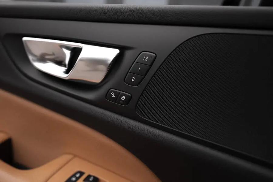 Melns Volvo V60 2020 Jelgava, ar dzinēja tilpumu 2.00 L un nobraukumu 270 tūkst. km par 14450 €, foto 14 vietnē AUTOMOTO.COM.LV