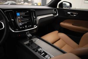 Melns Volvo V60 2020 Jelgava, ar dzinēja tilpumu 2.00 L un nobraukumu 270 tūkst. km par 14450 €, foto 17 vietnē AUTOMOTO.COM.LV