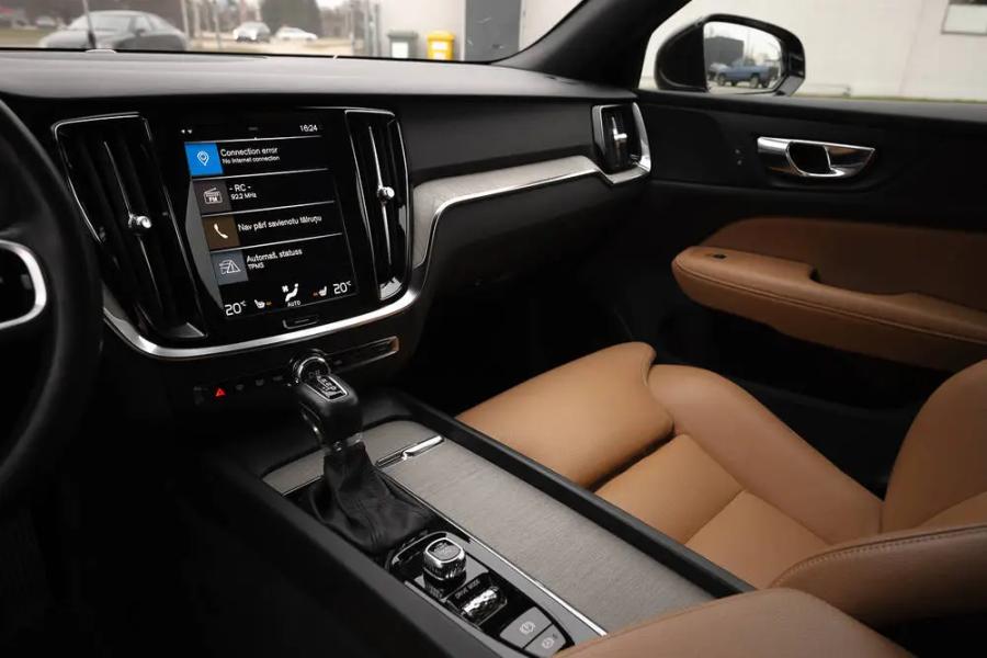 Melns Volvo V60 2020 Jelgava, ar dzinēja tilpumu 2.00 L un nobraukumu 270 tūkst. km par 14450 €, foto 17 vietnē AUTOMOTO.COM.LV