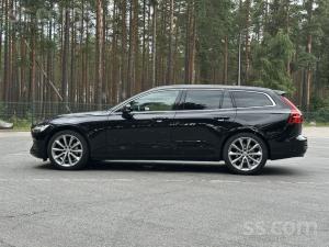 Melns Volvo V60 2020 Rīga, ar dzinēja tilpumu 2.00 L un nobraukumu 226 tūkst. km par 18900 €, foto  vietnē AUTOMOTO.COM.LV