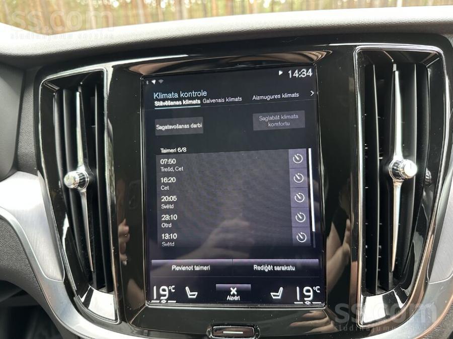 Melns Volvo V60 2020 Rīga, ar dzinēja tilpumu 2.00 L un nobraukumu 226 tūkst. km par 18900 €, foto 24 vietnē AUTOMOTO.COM.LV