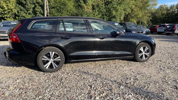 Melns Volvo V60 2020 Kauņa, ar dzinēja tilpumu 1.97 L un nobraukumu 180 tūkst. km par 13300 €, foto 3 vietnē AUTOMOTO.COM.LV