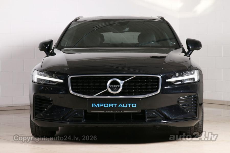 Black Volvo V60 2020 in Parnu, with an engine capacity of 2.00 L and mileage of 142 thousand km for 22990 €, photo 3 on AUTOMOTO.COM.LV
