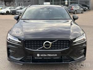 Black Volvo V60 2021 in Riga, with an engine capacity of 2.00 L and mileage of 155 thousand km for 9900 €, photo 2 on AUTOMOTO.COM.LV