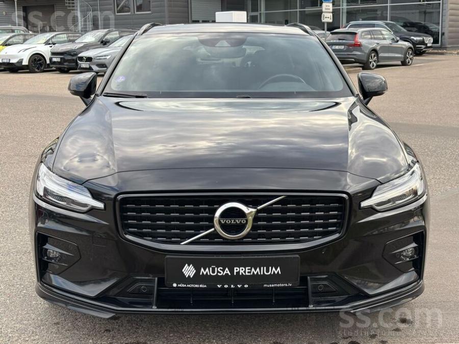 Black Volvo V60 2021 in Riga, with an engine capacity of 2.00 L and mileage of 155 thousand km for 9900 €, photo 2 on AUTOMOTO.COM.LV