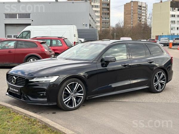 Black Volvo V60 2021 in Riga, with an engine capacity of 2.00 L and mileage of 155 thousand km for 9900 €, photo 3 on AUTOMOTO.COM.LV