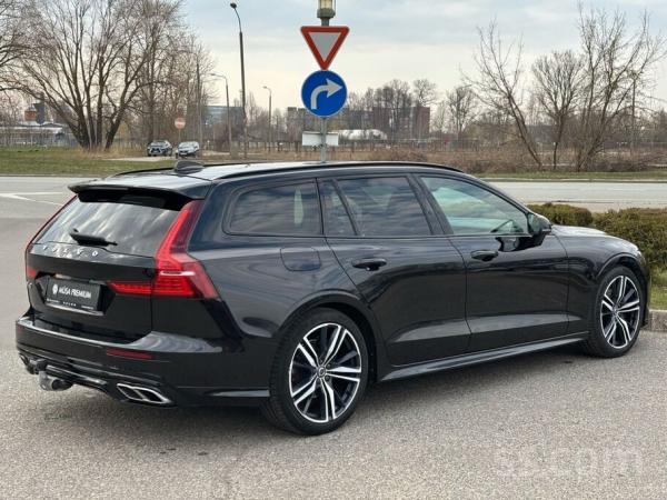 Black Volvo V60 2021 in Riga, with an engine capacity of 2.00 L and mileage of 155 thousand km for 9900 €, photo 7 on AUTOMOTO.COM.LV
