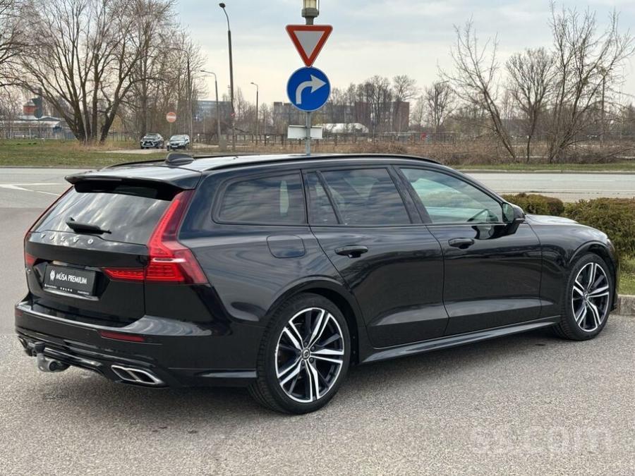 Black Volvo V60 2021 in Riga, with an engine capacity of 2.00 L and mileage of 155 thousand km for 9900 €, photo 7 on AUTOMOTO.COM.LV