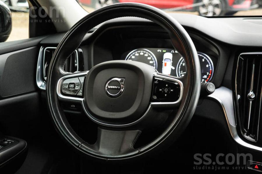 Melns Volvo V60 2021 Tukums, ar dzinēja tilpumu 2.00 L un nobraukumu 221 tūkst. km par 15590 €, foto 11 vietnē AUTOMOTO.COM.LV