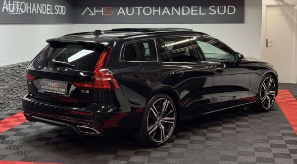 Melns Volvo V60 2021 Kauņa, ar dzinēja tilpumu 2.00 L un nobraukumu 84 tūkst. km par 33217 €, foto 4 vietnē AUTOMOTO.COM.LV