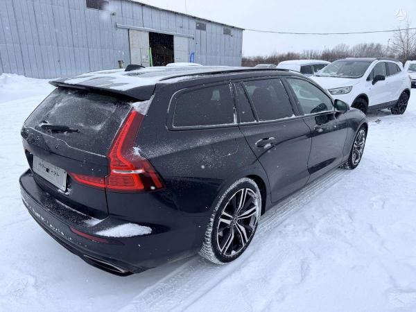 Melns Volvo V60 2021 Šauļi, ar dzinēja tilpumu 1.97 L un nobraukumu 220 tūkst. km par 16150 €, foto 5 vietnē AUTOMOTO.COM.LV