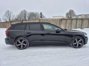 Black Volvo V60 2021 in Mazeikiai, with an engine capacity of 2.00 L and mileage of 117 thousand km for 13900 €, photo 2 on AUTOMOTO.COM.LV