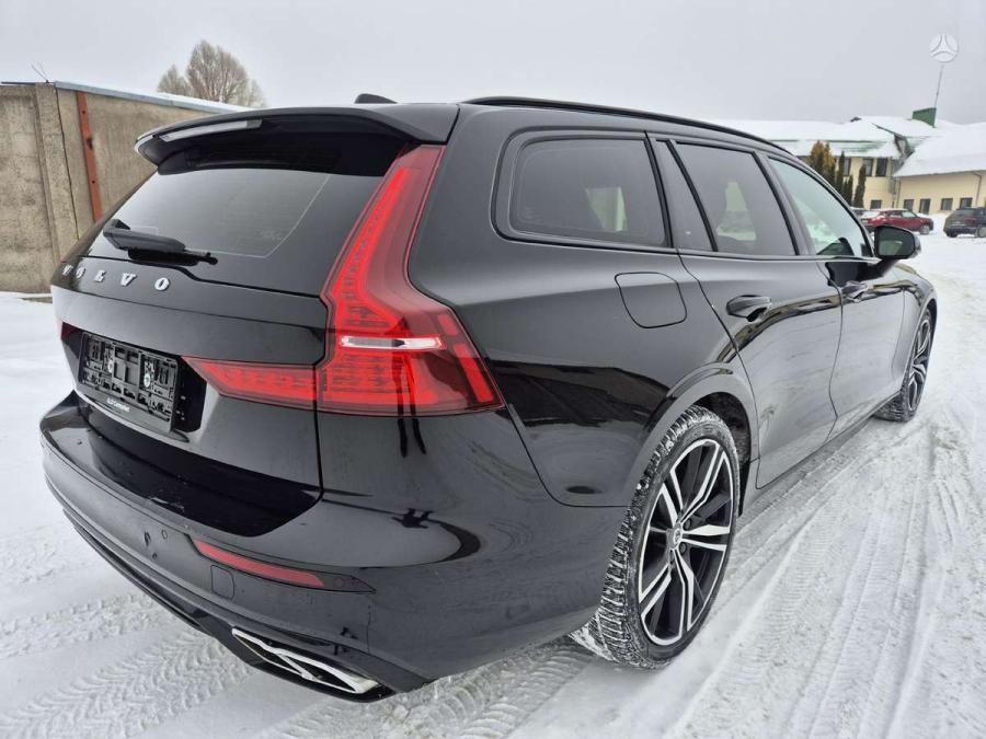 Black Volvo V60 2021 in Mazeikiai, with an engine capacity of 2.00 L and mileage of 117 thousand km for 13900 €, photo 3 on AUTOMOTO.COM.LV