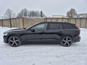 Black Volvo V60 2021 in Mazeikiai, with an engine capacity of 2.00 L and mileage of 117 thousand km for 13900 €, photo 5 on AUTOMOTO.COM.LV