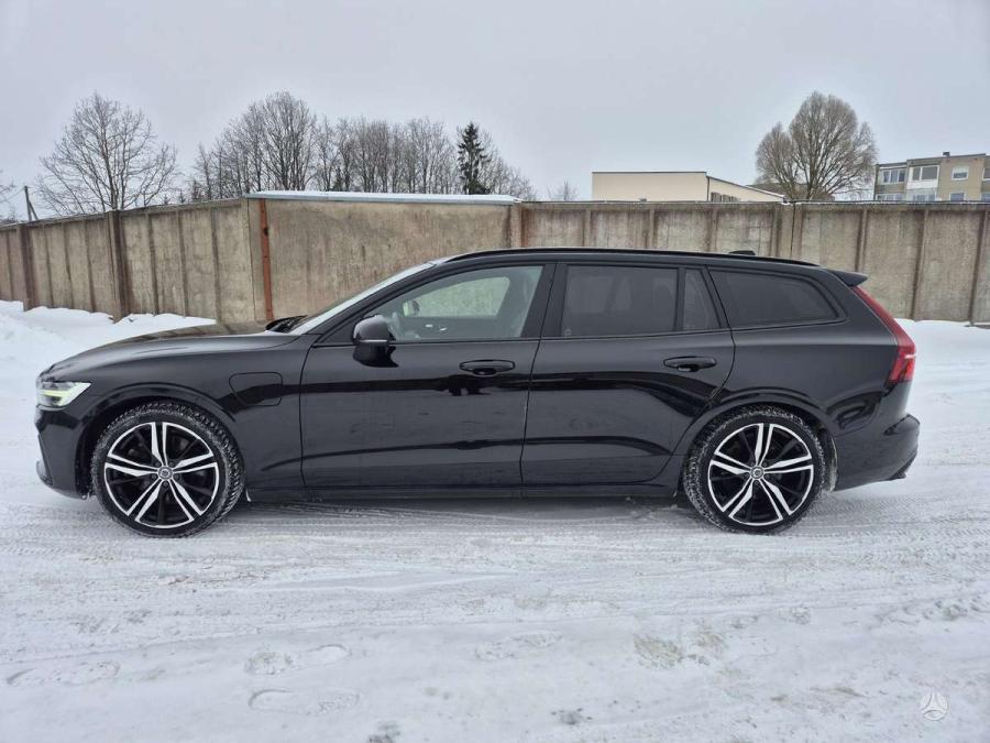 Black Volvo V60 2021 in Mazeikiai, with an engine capacity of 2.00 L and mileage of 117 thousand km for 13900 €, photo 5 on AUTOMOTO.COM.LV