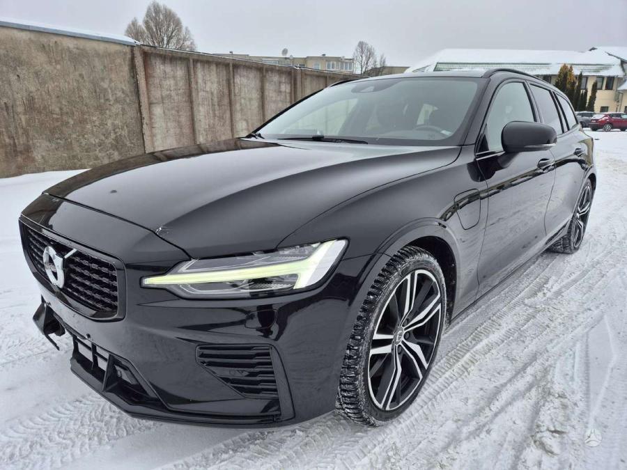 Black Volvo V60 2021 in Mazeikiai, with an engine capacity of 2.00 L and mileage of 117 thousand km for 13900 €, photo 6 on AUTOMOTO.COM.LV