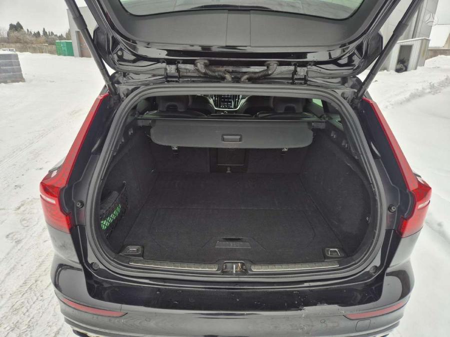 Black Volvo V60 2021 in Mazeikiai, with an engine capacity of 2.00 L and mileage of 117 thousand km for 13900 €, photo 19 on AUTOMOTO.COM.LV