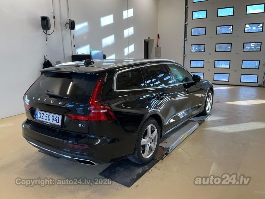 Black Volvo V60 2021 in Tartu, with an engine capacity of 2.00 L and mileage of 214 thousand km for 18900 €, photo 3 on AUTOMOTO.COM.LV