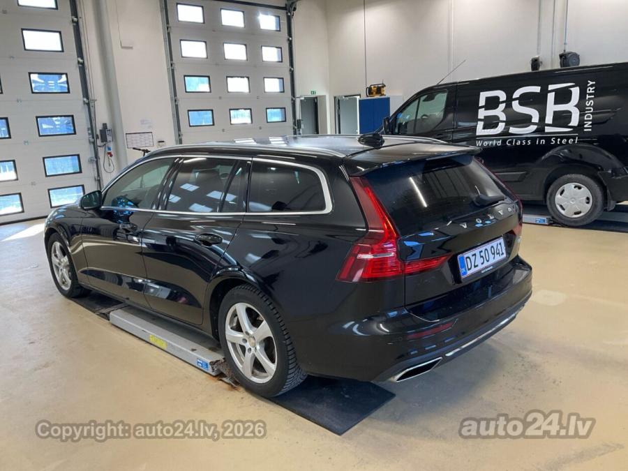 Black Volvo V60 2021 in Tartu, with an engine capacity of 2.00 L and mileage of 214 thousand km for 18900 €, photo 4 on AUTOMOTO.COM.LV