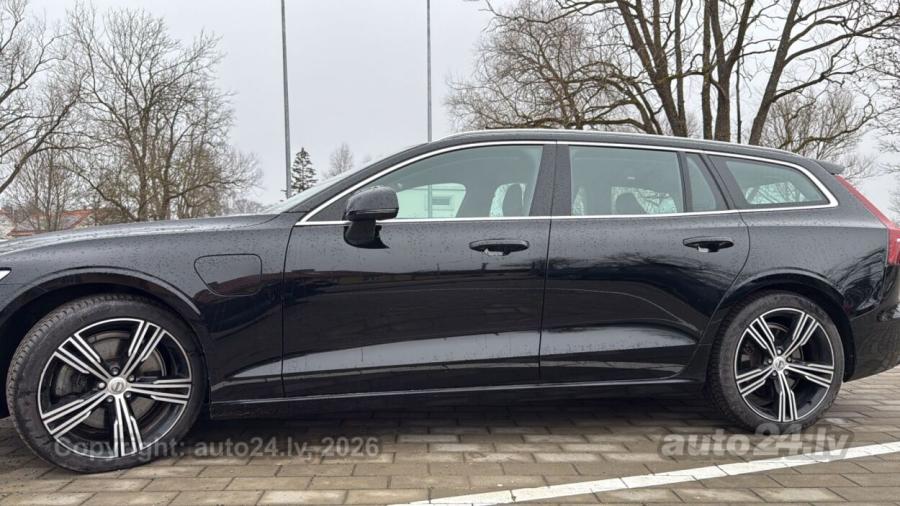 Melns Volvo V60 2021 Tallina, ar dzinēja tilpumu 2.00 L un nobraukumu 68 tūkst. km par 999 €, foto 3 vietnē AUTOMOTO.COM.LV
