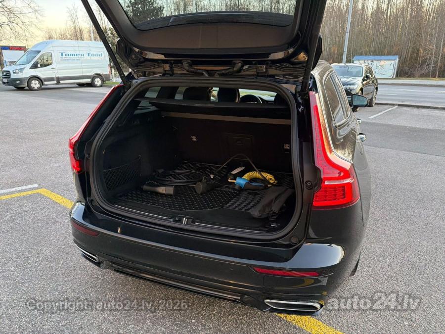 Melns Volvo V60 2021 Pērnava, ar dzinēja tilpumu 2.00 L un nobraukumu 33 tūkst. km par 29900 €, foto 14 vietnē AUTOMOTO.COM.LV