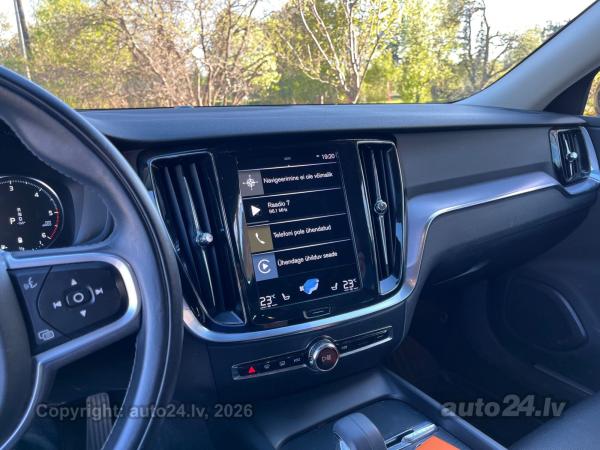 Melns Volvo V60 2021 Tallina, ar dzinēja tilpumu 2.00 L un nobraukumu 124 tūkst. km par 22750 €, foto  vietnē AUTOMOTO.COM.LV