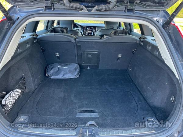 Melns Volvo V60 2021 Tallina, ar dzinēja tilpumu 2.00 L un nobraukumu 124 tūkst. km par 22750 €, foto 4 vietnē AUTOMOTO.COM.LV