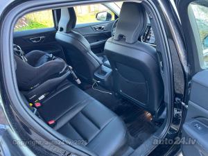 Black Volvo V60 2021 in Tallinn, with an engine capacity of 2.00 L and mileage of 124 thousand km for 22750 €, photo 6 on AUTOMOTO.COM.LV
