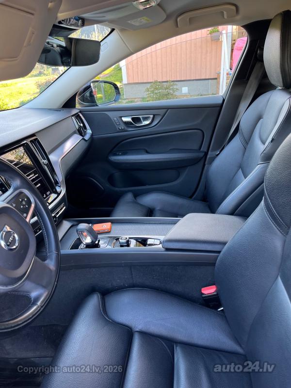 Melns Volvo V60 2021 Tallina, ar dzinēja tilpumu 2.00 L un nobraukumu 124 tūkst. km par 22750 €, foto 8 vietnē AUTOMOTO.COM.LV