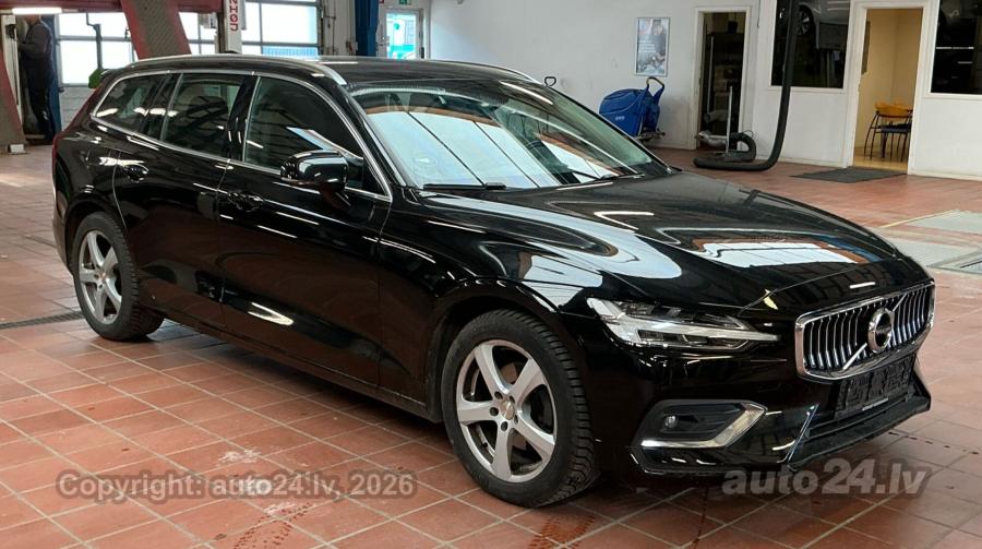 Black Volvo V60 2021 in Parnu, with an engine capacity of 2.00 L and mileage of 224 thousand km for 15999 €, photo 1 on AUTOMOTO.COM.LV