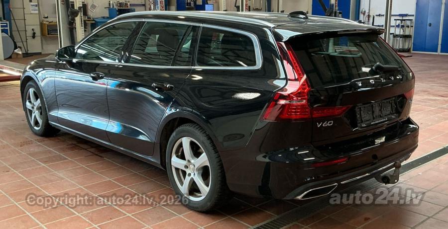 Black Volvo V60 2021 in Parnu, with an engine capacity of 2.00 L and mileage of 224 thousand km for 15999 €, photo 3 on AUTOMOTO.COM.LV