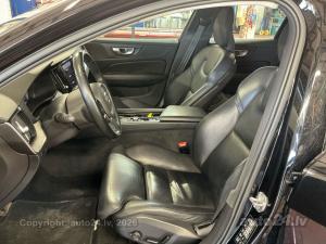 Black Volvo V60 2021 in Parnu, with an engine capacity of 2.00 L and mileage of 224 thousand km for 15999 €, photo 4 on AUTOMOTO.COM.LV