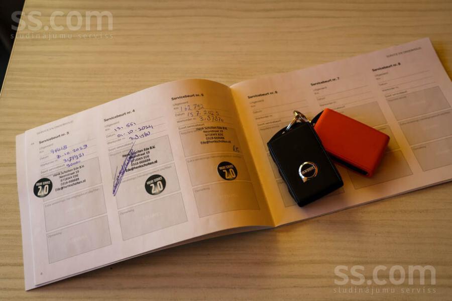 Black Volvo V60 2021 in Tukums, with an engine capacity of 2.00 L and mileage of 182 thousand km for 16990 €, photo 19 on AUTOMOTO.COM.LV