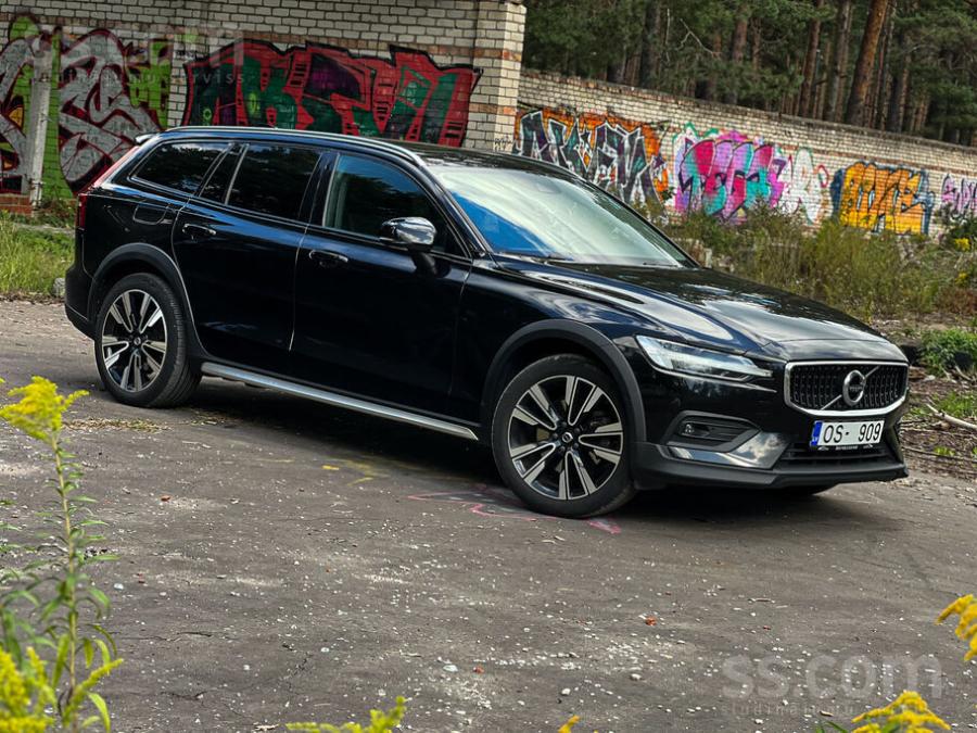 Black Volvo V60 2021 in Riga, with an engine capacity of 2.00 L and mileage of 210 thousand km for 24000 €, photo 1 on AUTOMOTO.COM.LV