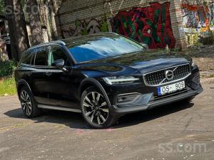 Black Volvo V60 2021 in Riga, with an engine capacity of 2.00 L and mileage of 210 thousand km for 24000 €, photo 3 on AUTOMOTO.COM.LV