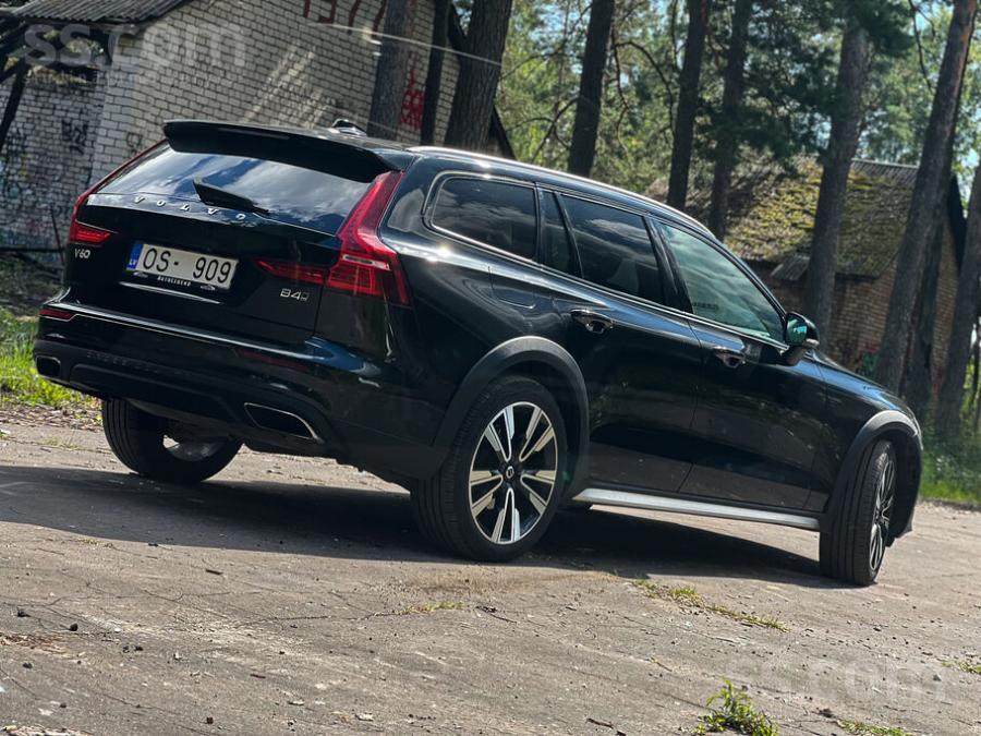 Black Volvo V60 2021 in Riga, with an engine capacity of 2.00 L and mileage of 210 thousand km for 24000 €, photo 4 on AUTOMOTO.COM.LV