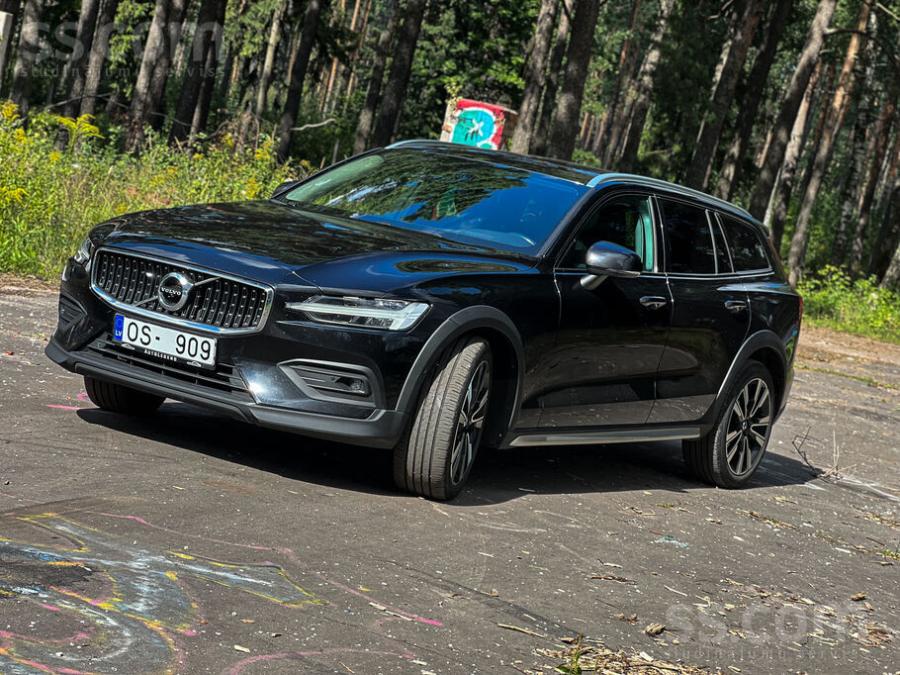 Black Volvo V60 2021 in Riga, with an engine capacity of 2.00 L and mileage of 210 thousand km for 24000 €, photo 5 on AUTOMOTO.COM.LV
